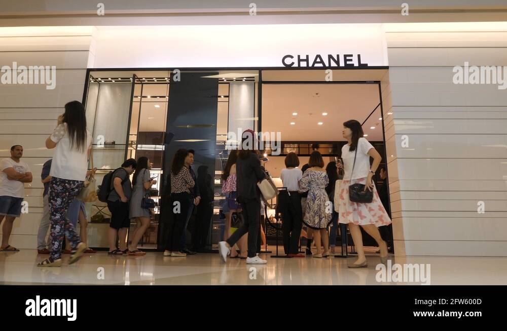 Luxury shop queue Stock Videos & Footage - HD and 4K Video Clips - Alamy