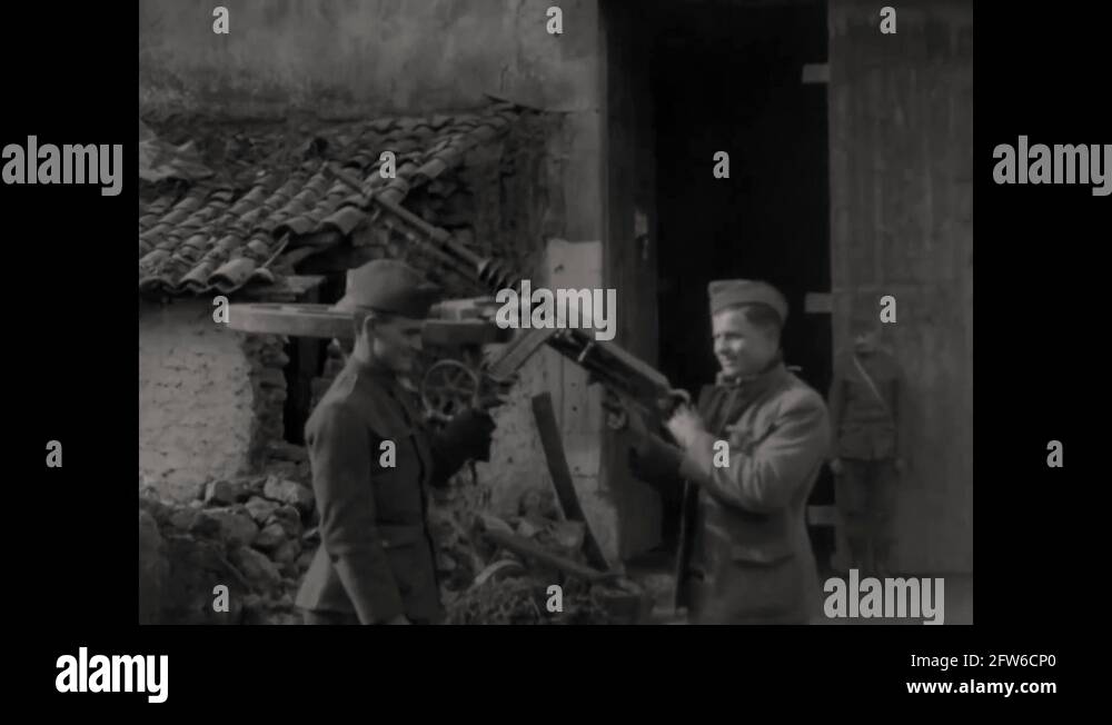 WW1 - Allied soldiers check machine gun Stock Video Footage - Alamy