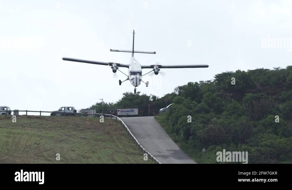 Commuter airplane Stock Videos & Footage - HD and 4K Video Clips - Alamy