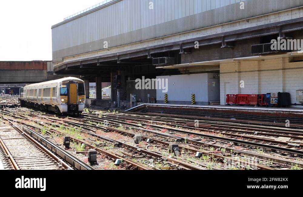 London commuter train arriving at Victoria station, London, UK Stock ...