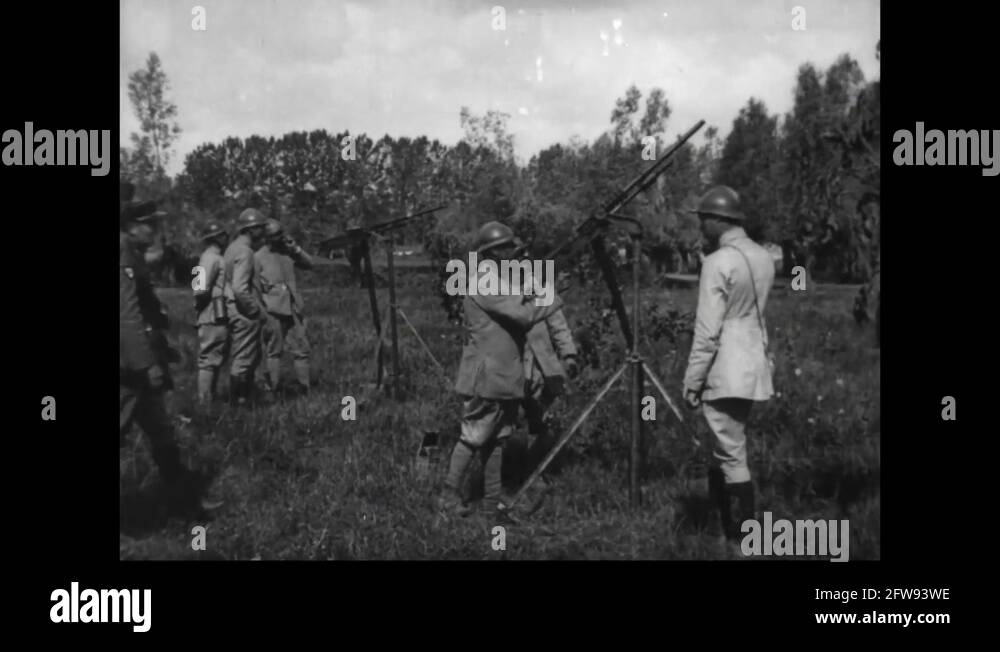 Anti-aircraft guns manned by French soldier to protect captive balloons ...