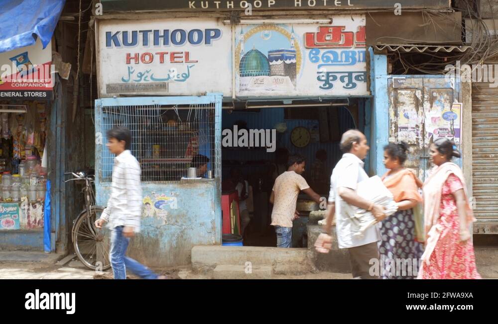 Local fast food dhaba restaurant, people on busy street, Mumbai slums ...