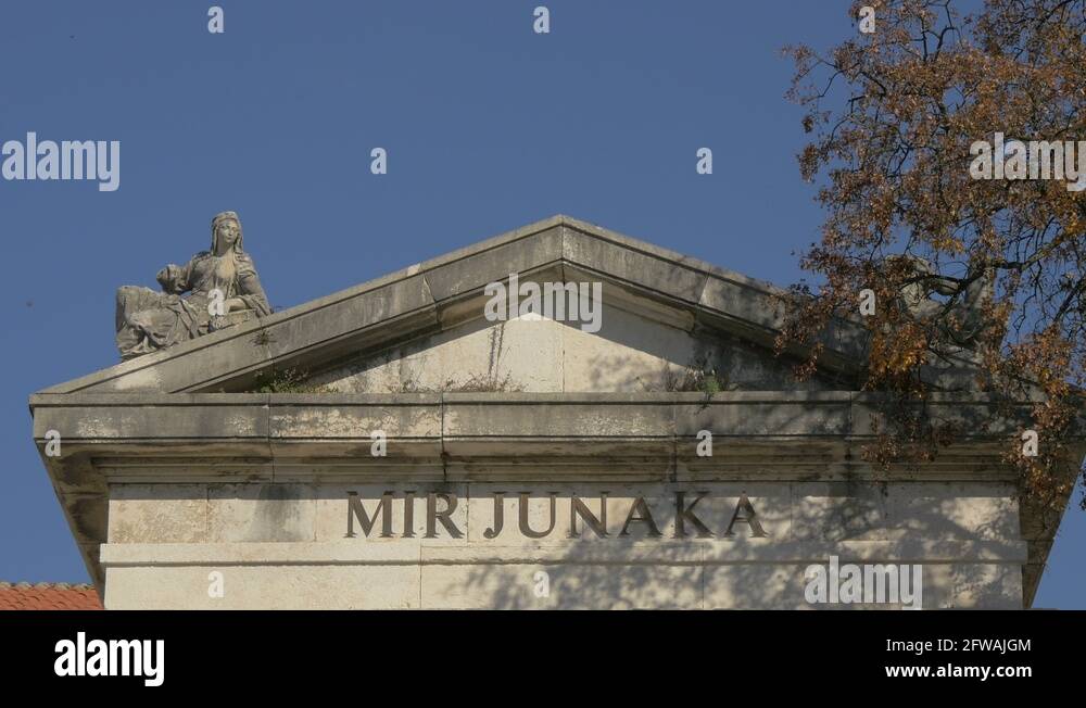 Pediment statue Stock Videos & Footage - HD and 4K Video Clips - Alamy