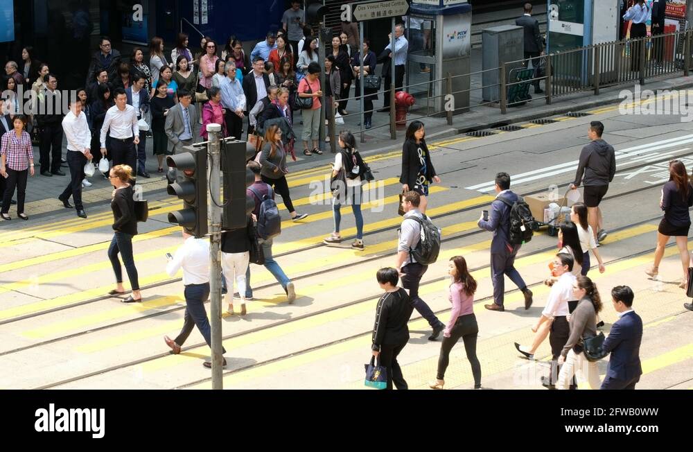 Busy pedestrian crossing at Hong Kong Stock Video Footage - Alamy
