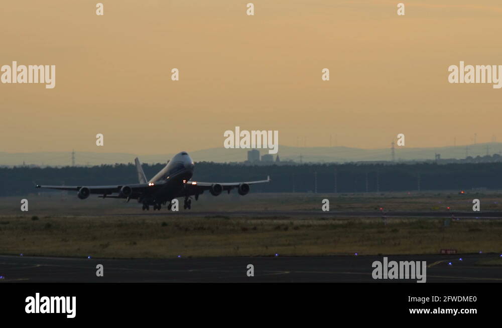 Boeing 747 takeoff Stock Videos & Footage - HD and 4K Video Clips - Alamy