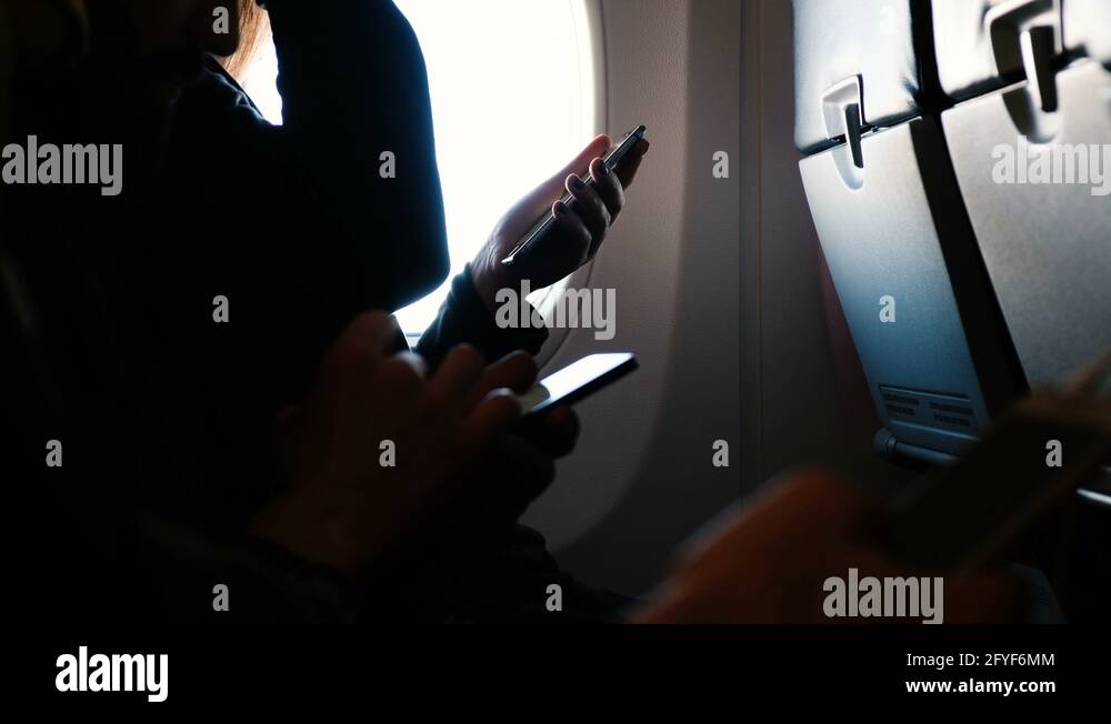 Passengers use the phones on the plane in flight, the focus is slowly ...