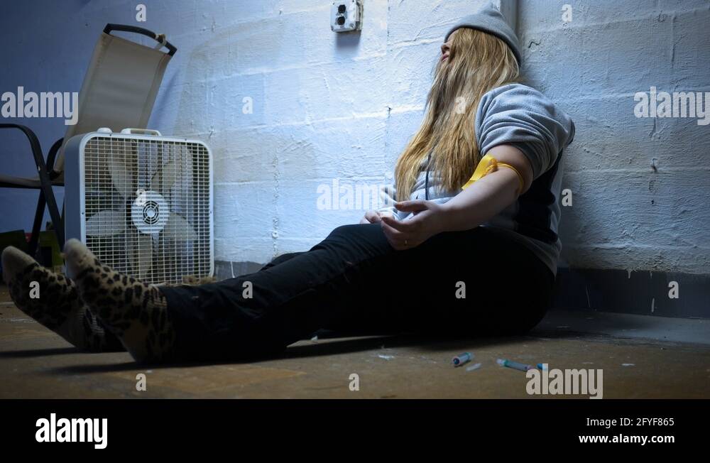Woman experience a drug overdose in trap house after needle injection ...