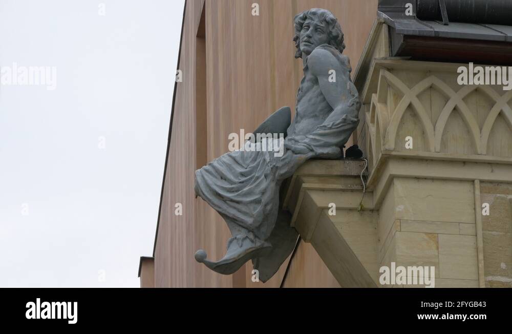 Statue on a building Stock Videos & Footage - HD and 4K Video Clips - Alamy