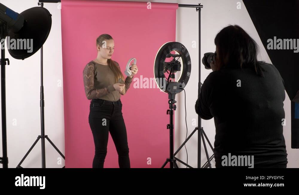 Vlogger with model Stock Videos & Footage - HD and 4K Video Clips - Alamy