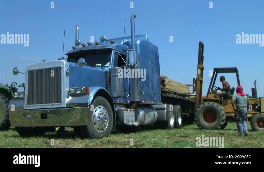 Forklift unloading Stock Videos & Footage - HD and 4K Video Clips - Alamy