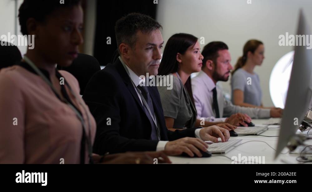 Crowded office Stock Videos & Footage - HD and 4K Video Clips - Alamy