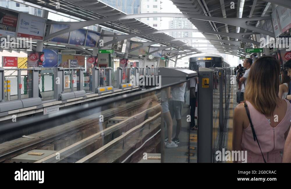 People waiting for the subway open the doors Stock Videos & Footage - HD and 4K Video Clips - Alamy