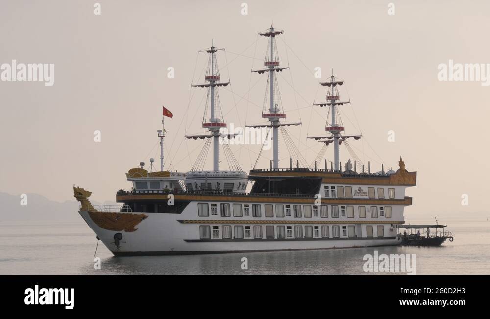 Boat city tour Stock Videos & Footage - HD and 4K Video Clips - Alamy
