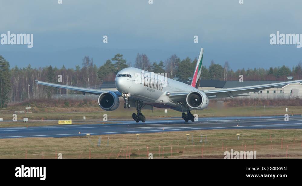 Airplane boeing 777 landing Stock Videos & Footage - HD and 4K Video ...