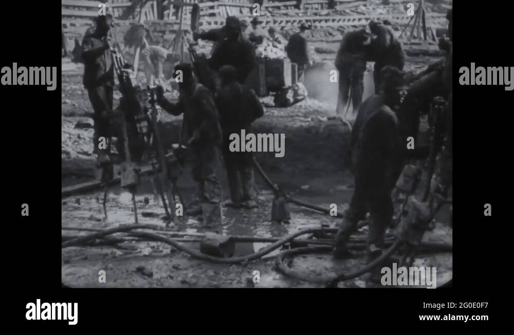 1918 – 1926 – Construction of Wilson Dam in Alabama – Men at work Stock ...