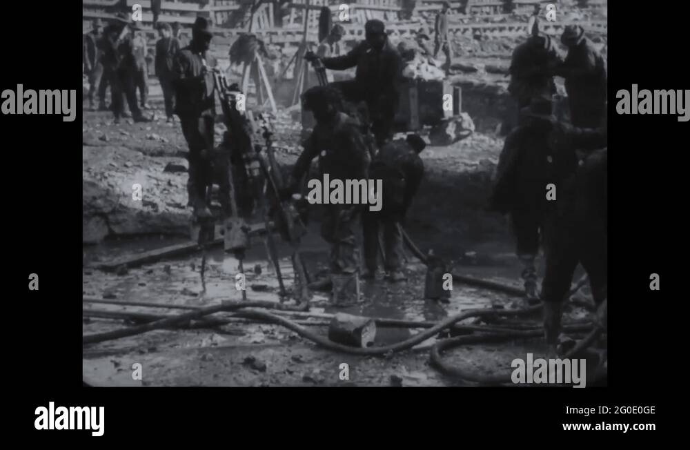 1918 – 1926 – Construction of Wilson Dam in Alabama – Men at work Stock ...