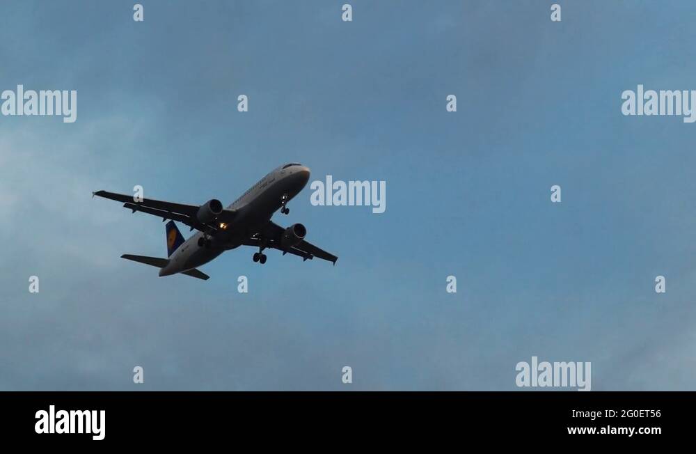 Airplane from below Stock Videos & Footage - HD and 4K Video Clips - Alamy
