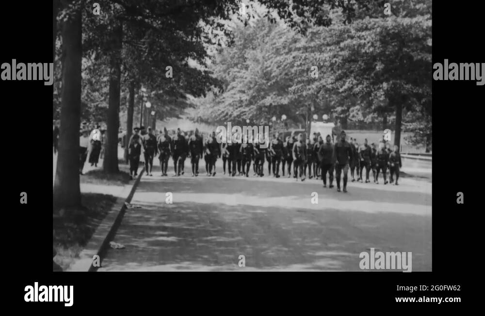 Men of 312th machine gun battalion parade through an avenue - 1918-1919 ...
