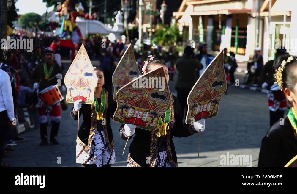 Parade puppets Stock Videos & Footage - HD and 4K Video Clips - Alamy