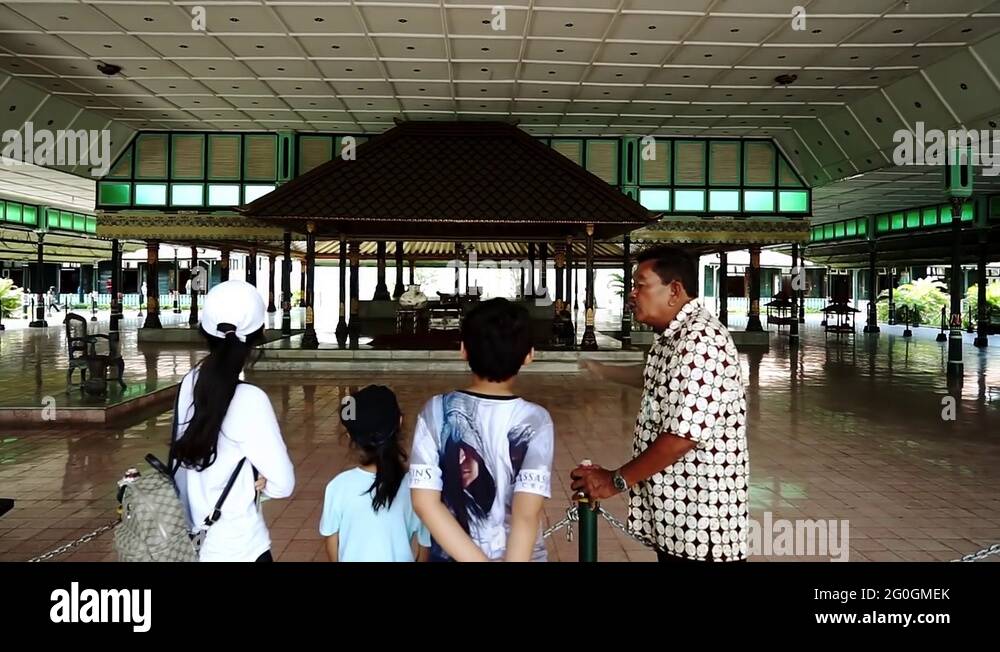Tour guide explaining historical hall in museum Stock Video Footage - Alamy