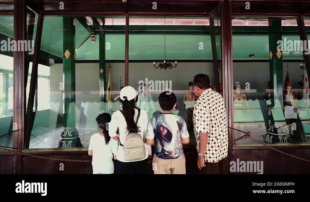Museum tour kids Stock Videos & Footage - HD and 4K Video Clips - Alamy
