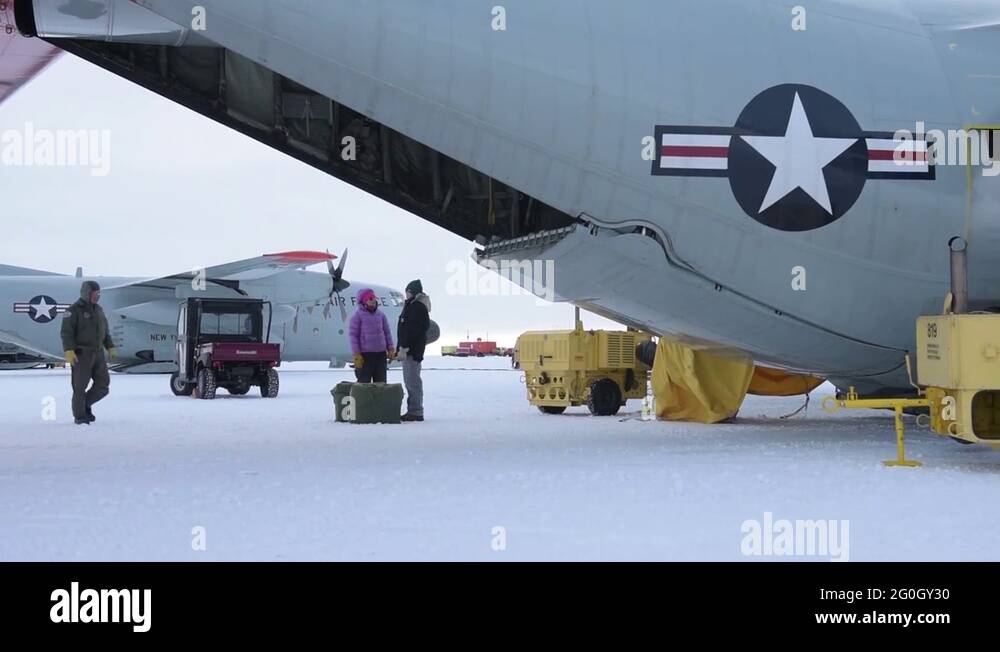 Plane ramp service Stock Videos & Footage - HD and 4K Video Clips - Alamy