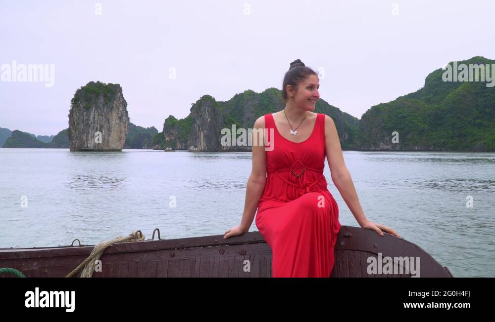 Walk By The Boat The Smiling Woman By The Boat Vietnam Beautiful