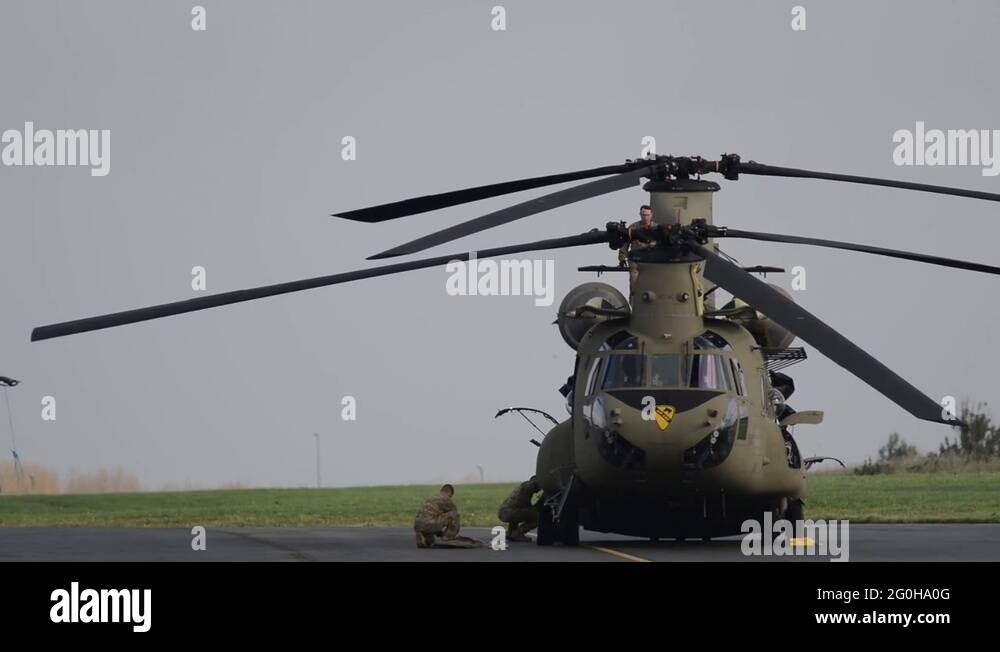 Ch 47 chinook crew Stock Videos & Footage - HD and 4K Video Clips - Alamy