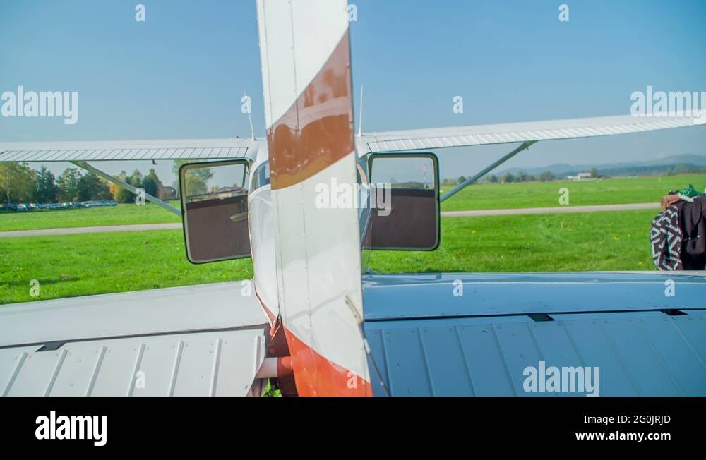 Cockpit doors open Stock Videos & Footage - HD and 4K Video Clips - Alamy