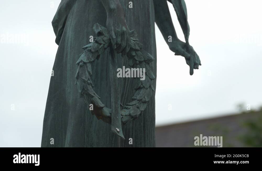 Statue holding crown Stock Videos & Footage - HD and 4K Video Clips - Alamy