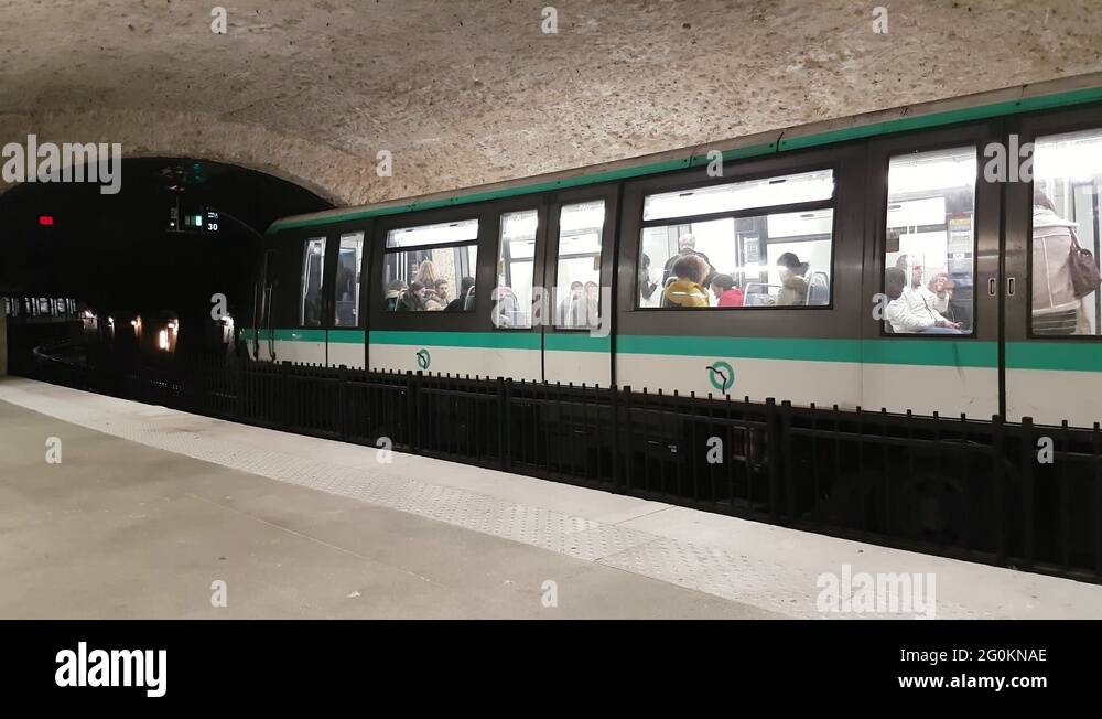 Paris metro platform arriving Stock Videos & Footage - HD and 4K Video ...