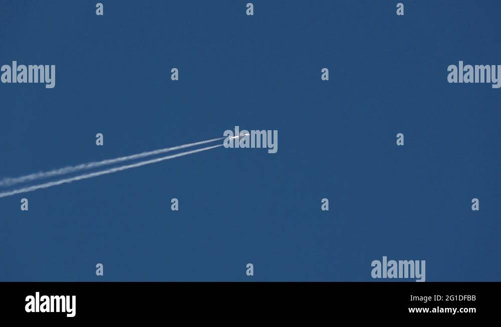 Jet plane contrail Stock Videos & Footage - HD and 4K Video Clips - Alamy