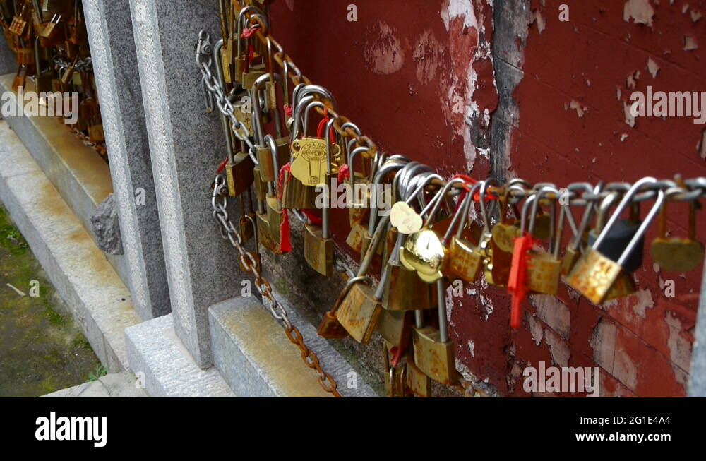 Linked chains Stock Videos & Footage - HD and 4K Video Clips - Alamy