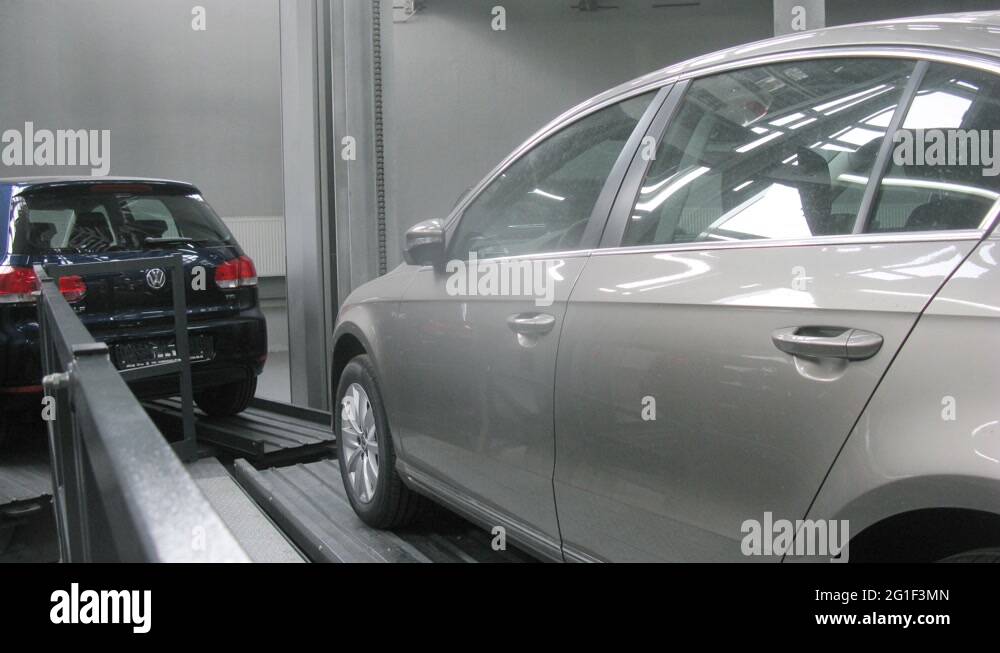 Platform lifting-up and depositing of car inside tower storage Stock ...
