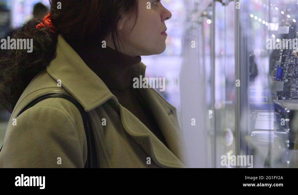 Consumer in computer shop Stock Videos & Footage - HD and 4K Video ...