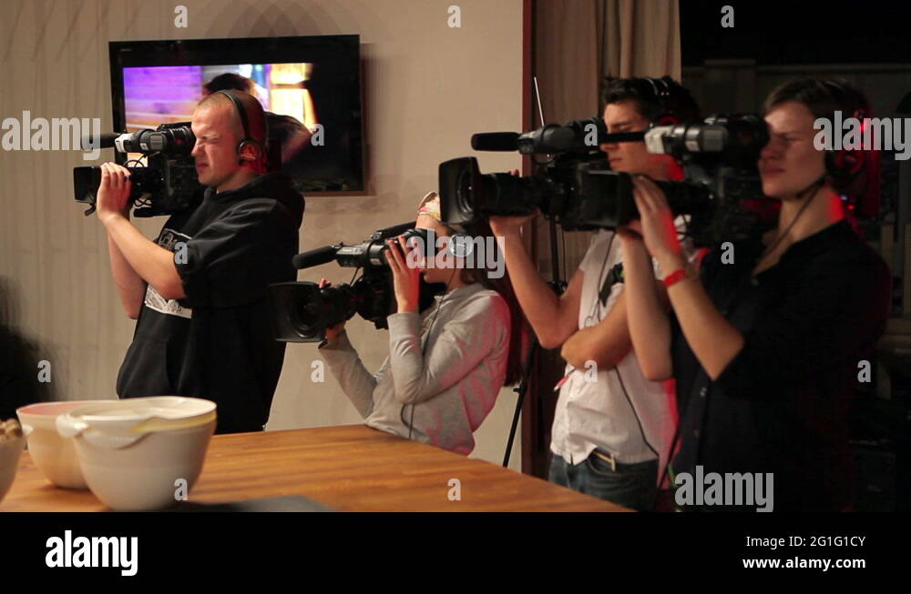 Television cameramen Stock Videos & Footage - HD and 4K Video Clips - Alamy