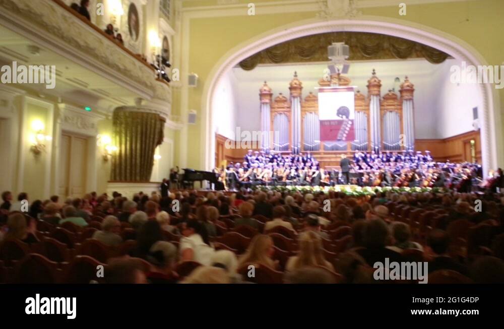 Spectator applause artists at Moscow Tchaikovsky Conservatory Stock ...