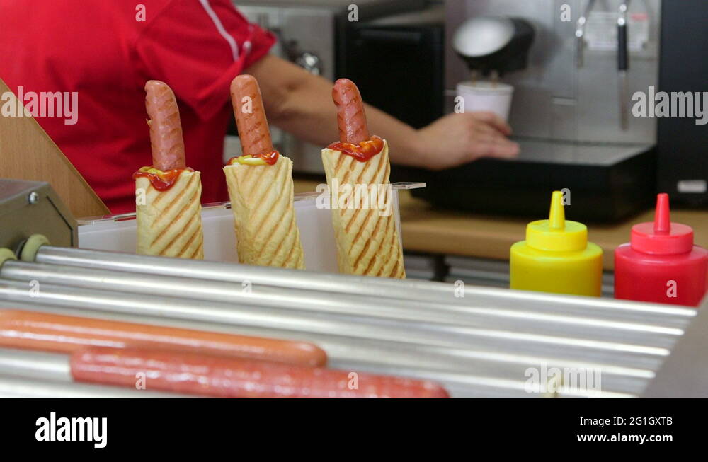 Employee making hot dogs and coffee cup in fast food lunch dinner Stock ...