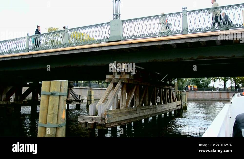 Boat bridges Stock Videos & Footage - HD and 4K Video Clips - Alamy