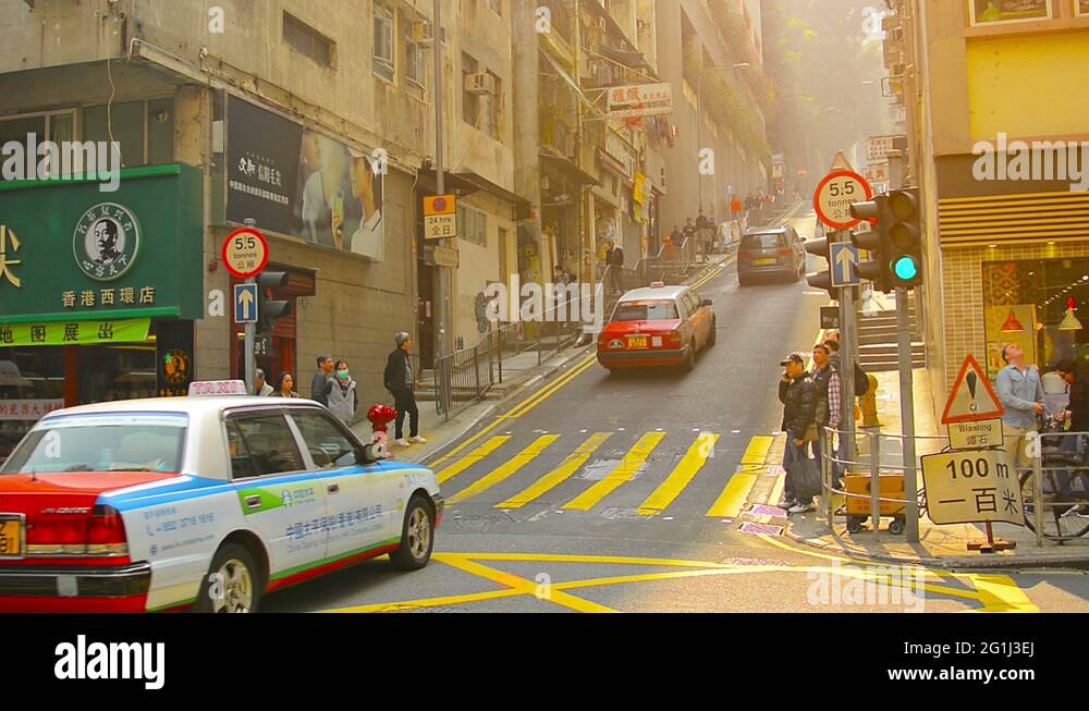 Traffic ascending a narrow road with a steep incline ind downtown Hong ...