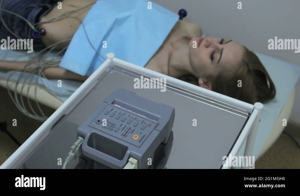 Cardiologist Doctor prepares the device for removal of cardiogram Stock ...