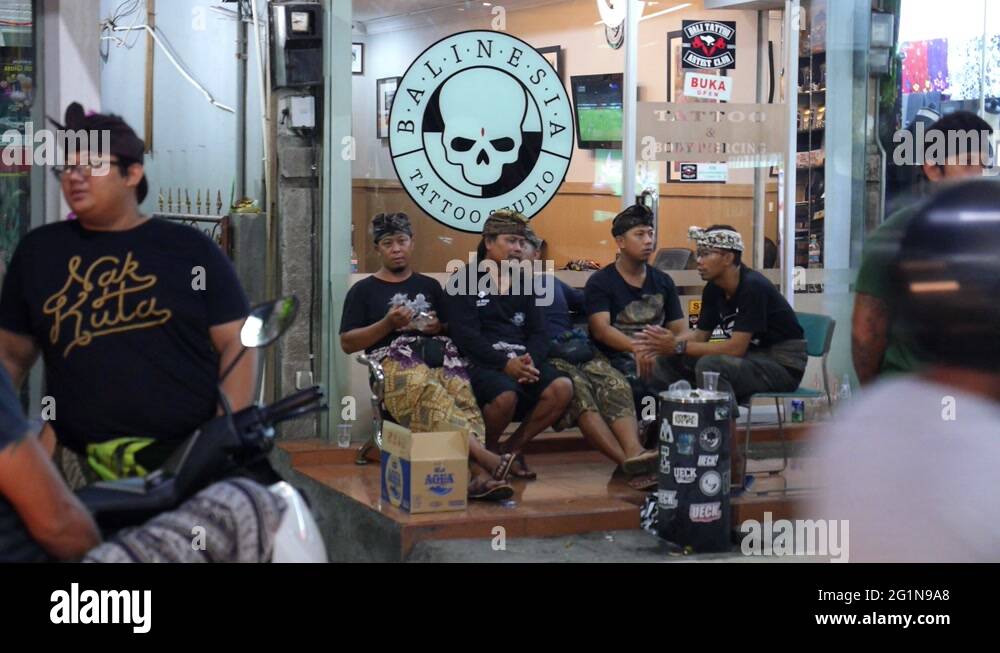 Balinese attire Stock Videos & Footage - HD and 4K Video Clips - Alamy