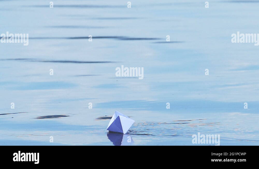 Paper ships Stock Videos & Footage - HD and 4K Video Clips - Alamy