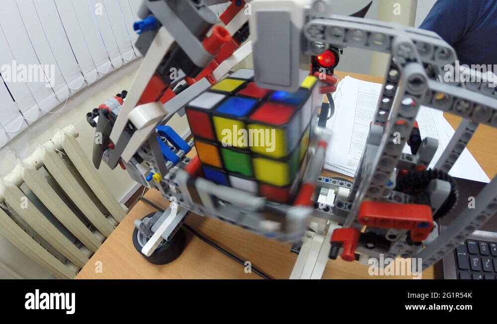 Build a Rubik's Cube Robot LEGO Mindstorms EV3 Stock Video Footage - Alamy