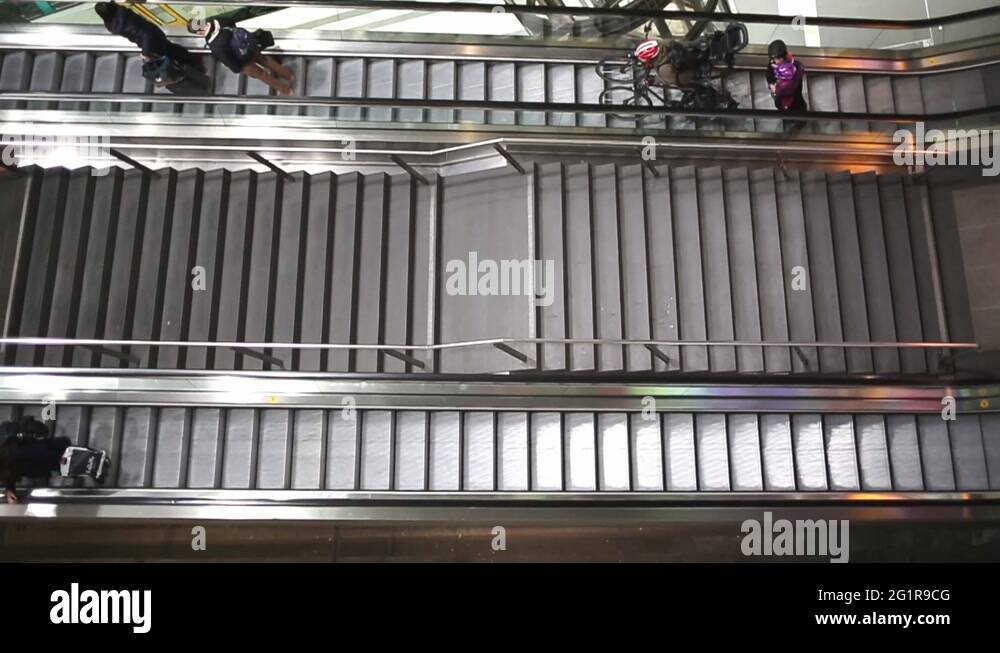 Cologne shopping mall Stock Videos & Footage - HD and 4K Video Clips - Alamy