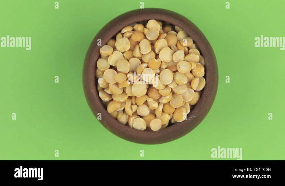 Rotation of the grain of peas in a pot isolated on green screen Stock ...
