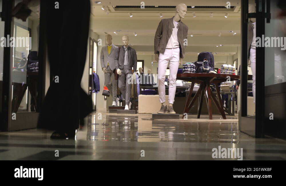 Crowds the mall Stock Videos & Footage - HD and 4K Video Clips - Alamy