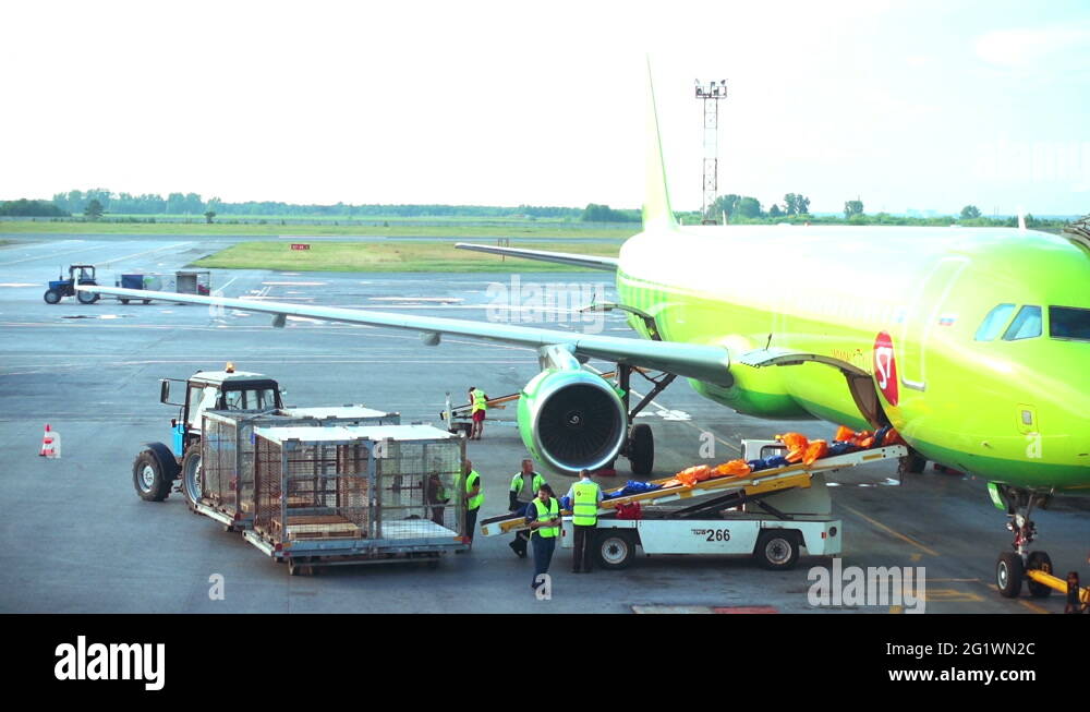 Worker load Stock Videos & Footage - HD and 4K Video Clips - Alamy