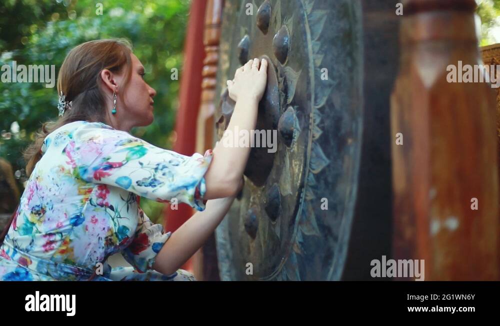 Gong in buddhist temple Stock Videos & Footage - HD and 4K Video Clips ...