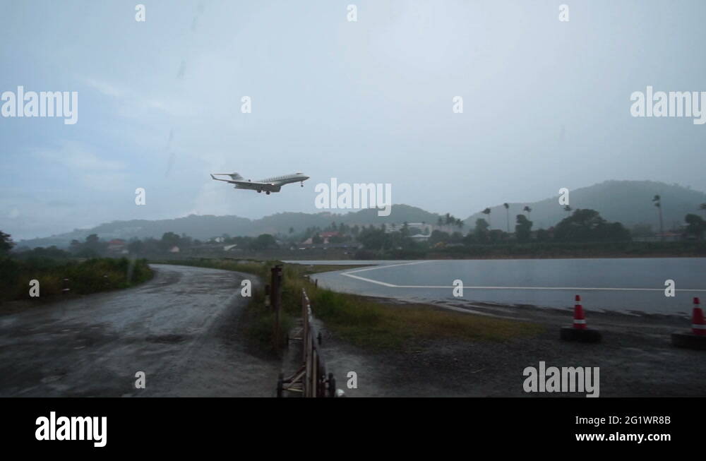 Airplane landing in rain Stock Videos & Footage - HD and 4K Video Clips ...